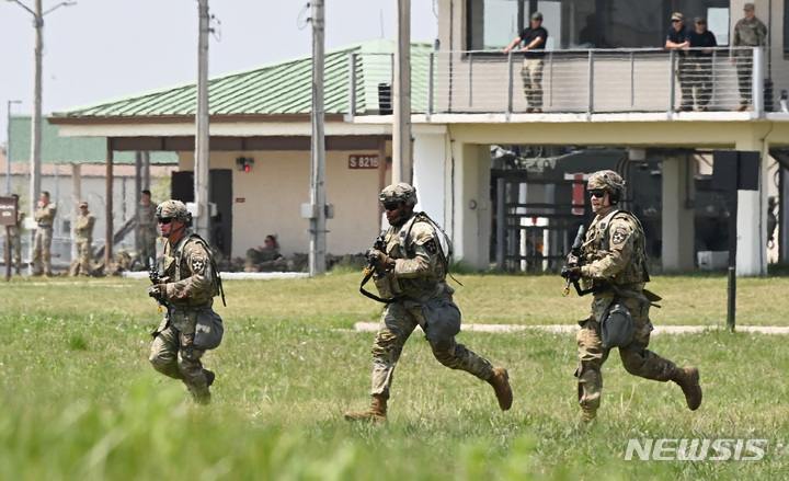 Translation; U.S. soldiers participating in the "Best Squad competition ...