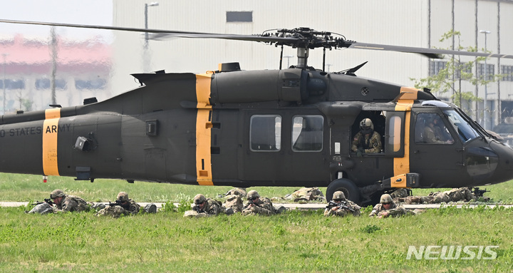 Translation; U.S. soldiers participating in the "Best Squad competition ...