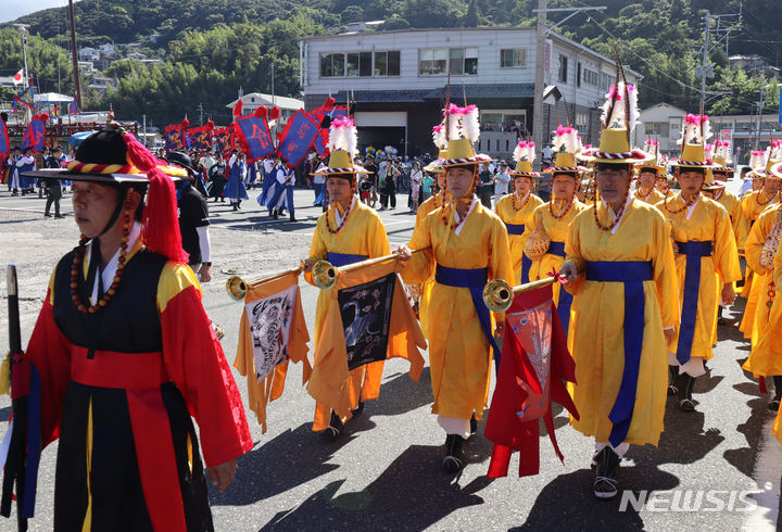 Translation; A procession of "the Joseon missions to Japan" was ...