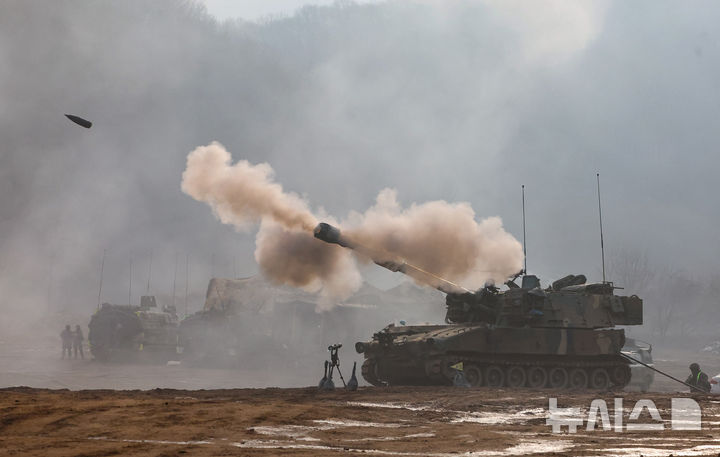 「1発必中」 K55A1自走砲の砲撃訓練-Chosun online 朝鮮日報